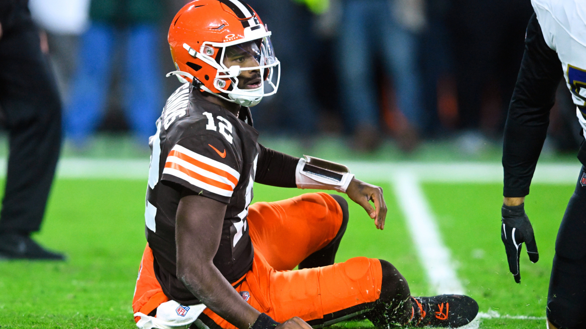 Shedeur Sanders lives Joe Burrow's same harsh reality in his NFL debut ...