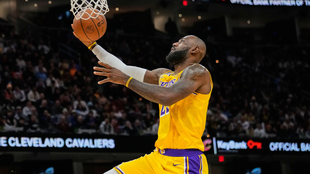 Lakers star LeBron James sees another milestone with $1.1M rookie card ...