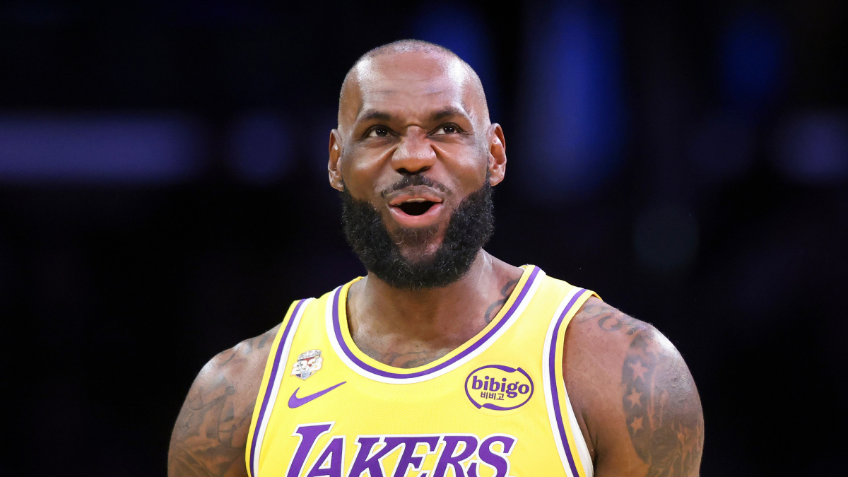 LeBron rewards polite fan with memorable autograph moment | MARCA