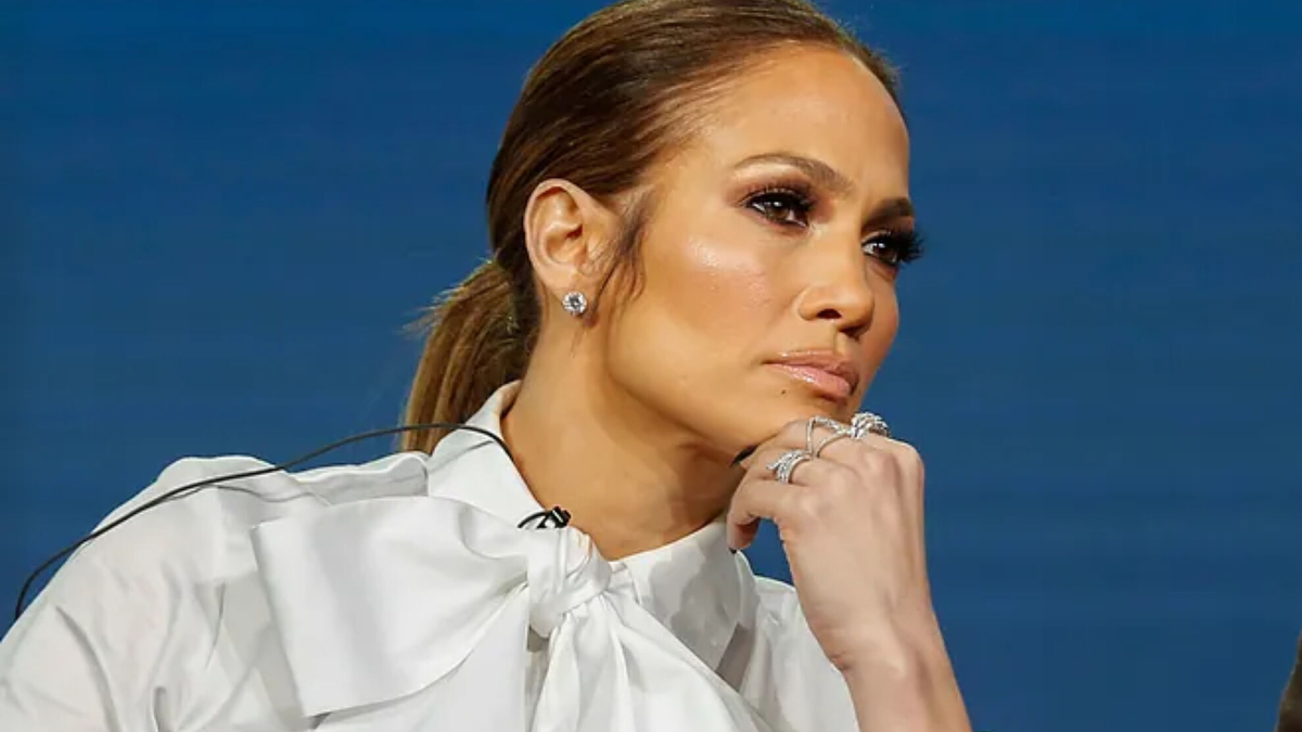 Jennifer Lopez sparks intense romance rumors with co-star Brett ...