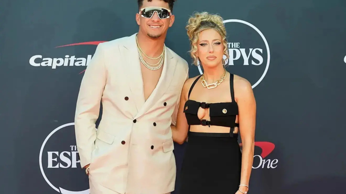 Brittany Mahomes dazzles in a sexy red dress for her date with Patrick ...