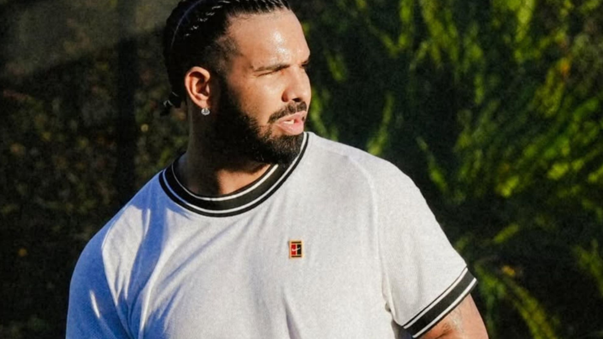 Drake arrives in full billionaire mode before Formula 1 weekend with ...
