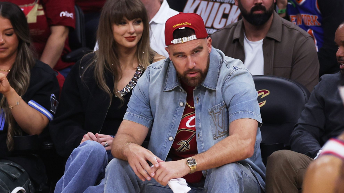 Travis Kelce pauses Chiefs game as he watches Taylor Swift break down ...