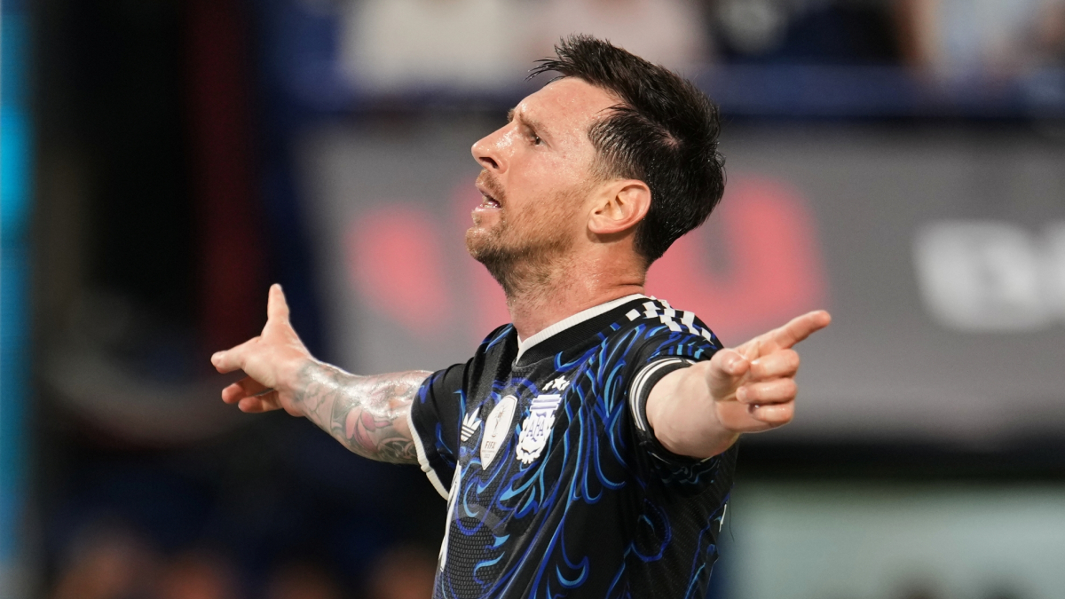 Lionel Messi receives the ultimate sign of respect as the Argentina ...