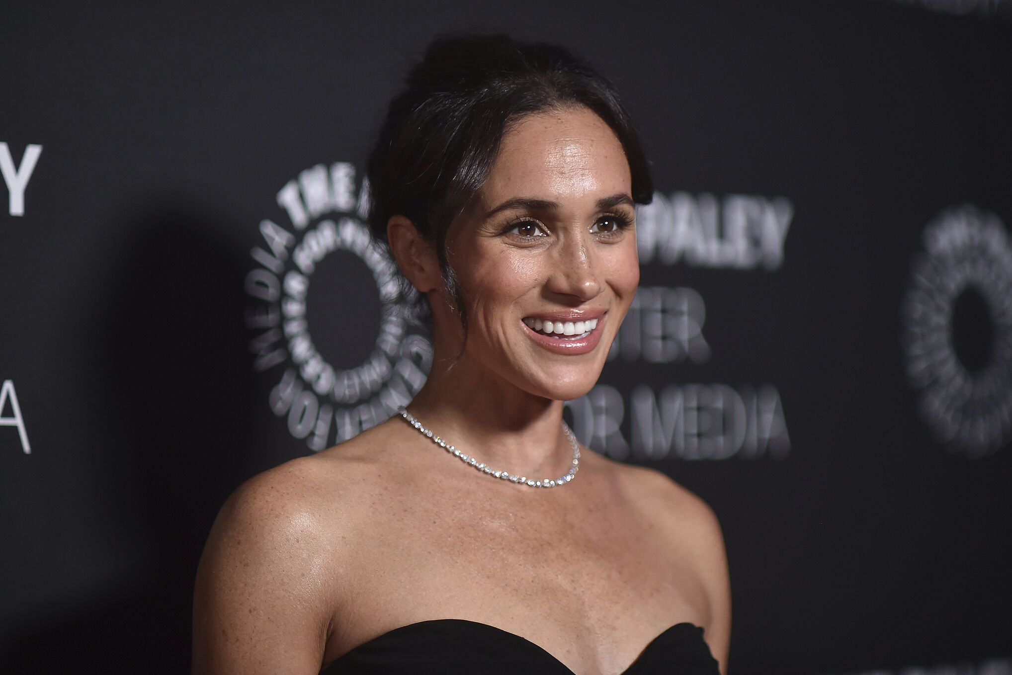 Meghan Markle tries to get Taylor Swift's attention again in a ...