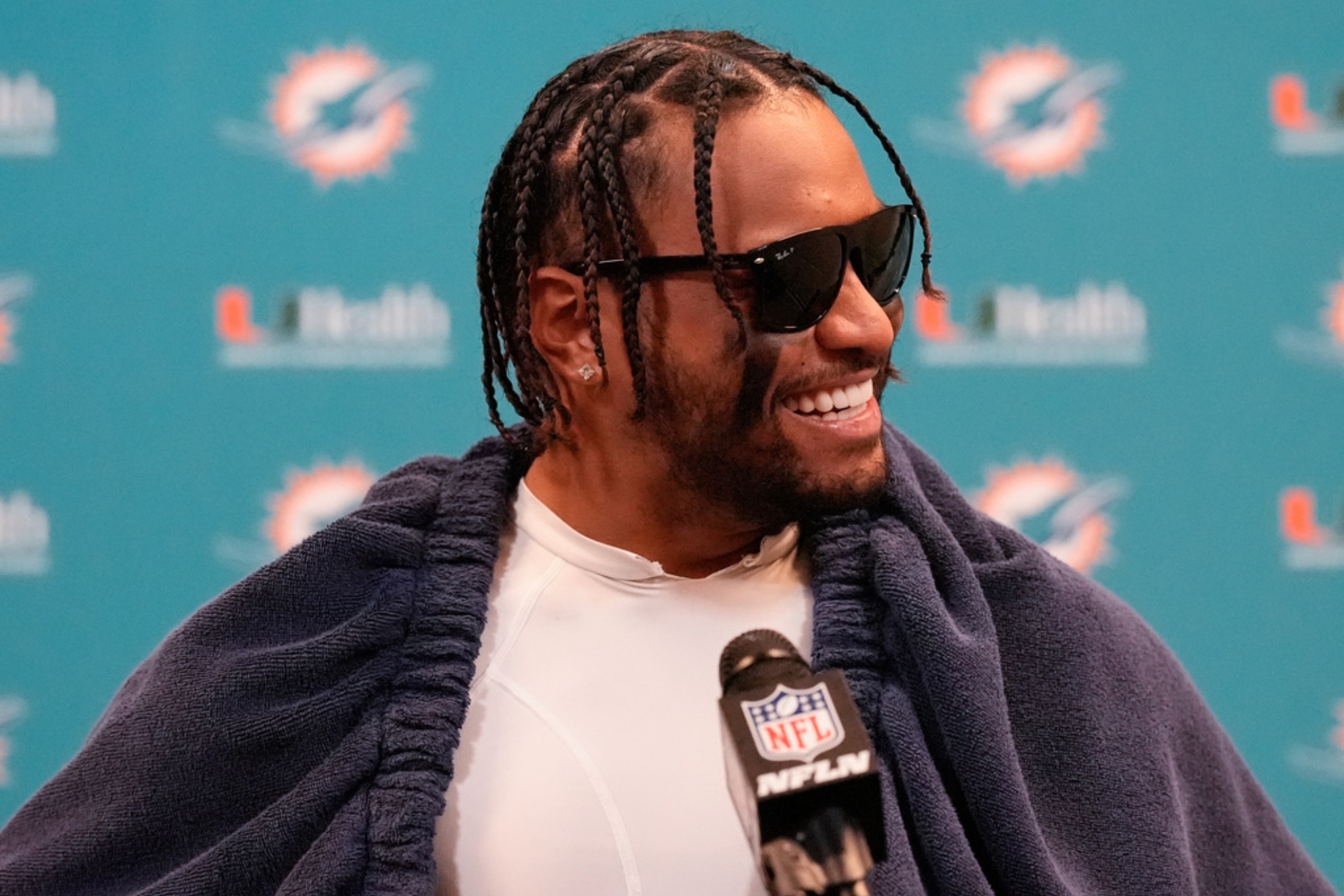 Dolphins players test their Spanish skills, Tua Tagovailoa drops a ...