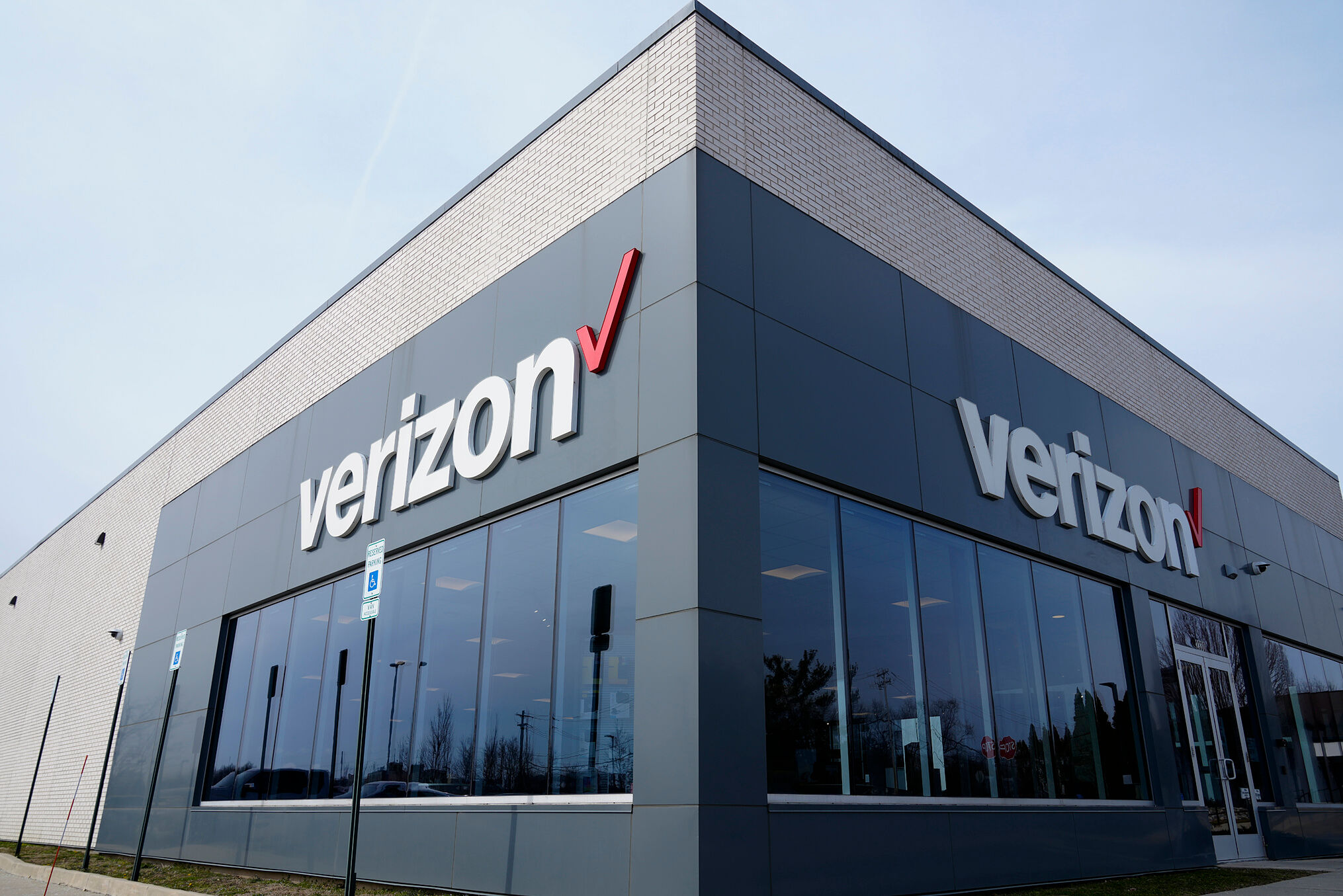 Verizon's $100 million settlement could splash dirty water on AT&T and ...
