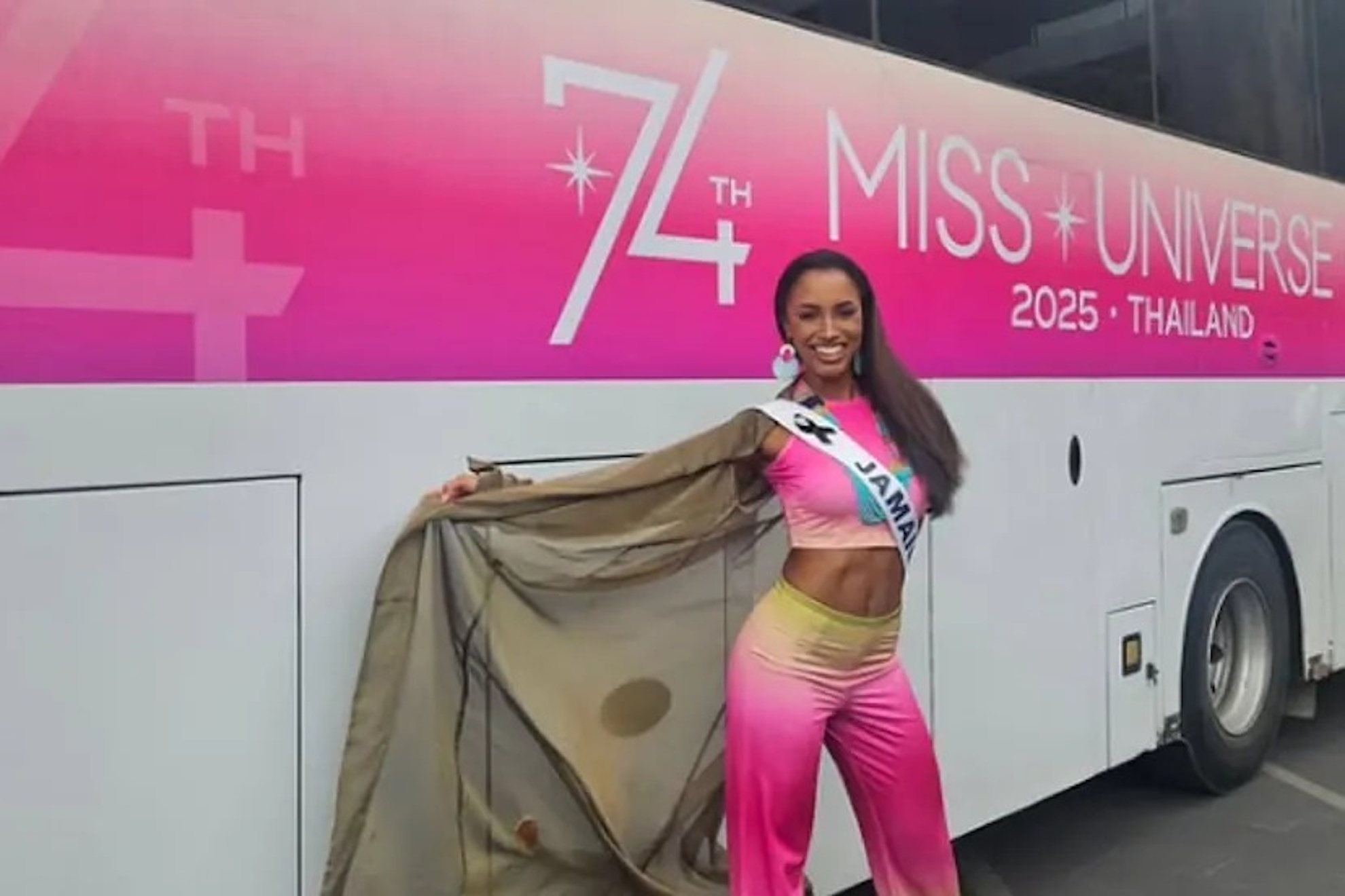 Miss Jamaica suffers a heavy fall at Miss Universe 2025: this was the ...