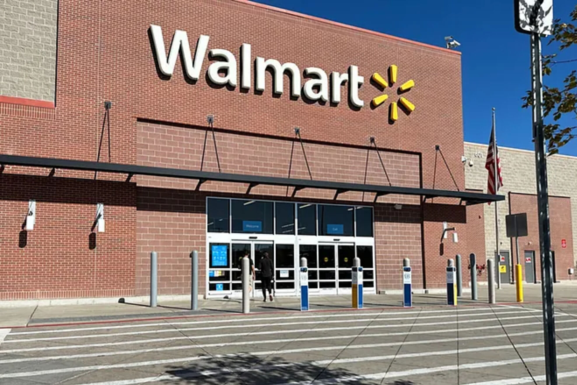 Walmart says goodbye to self-checkout as it remodels hundreds of stores ...