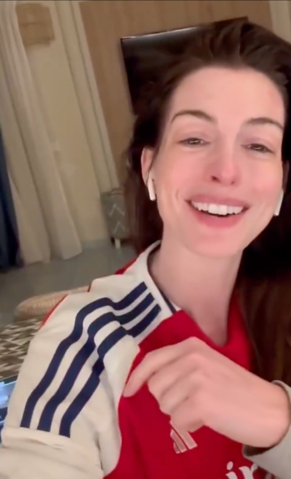Anne Hathaway goes viral singing in support of Arsenal and can sparks ...