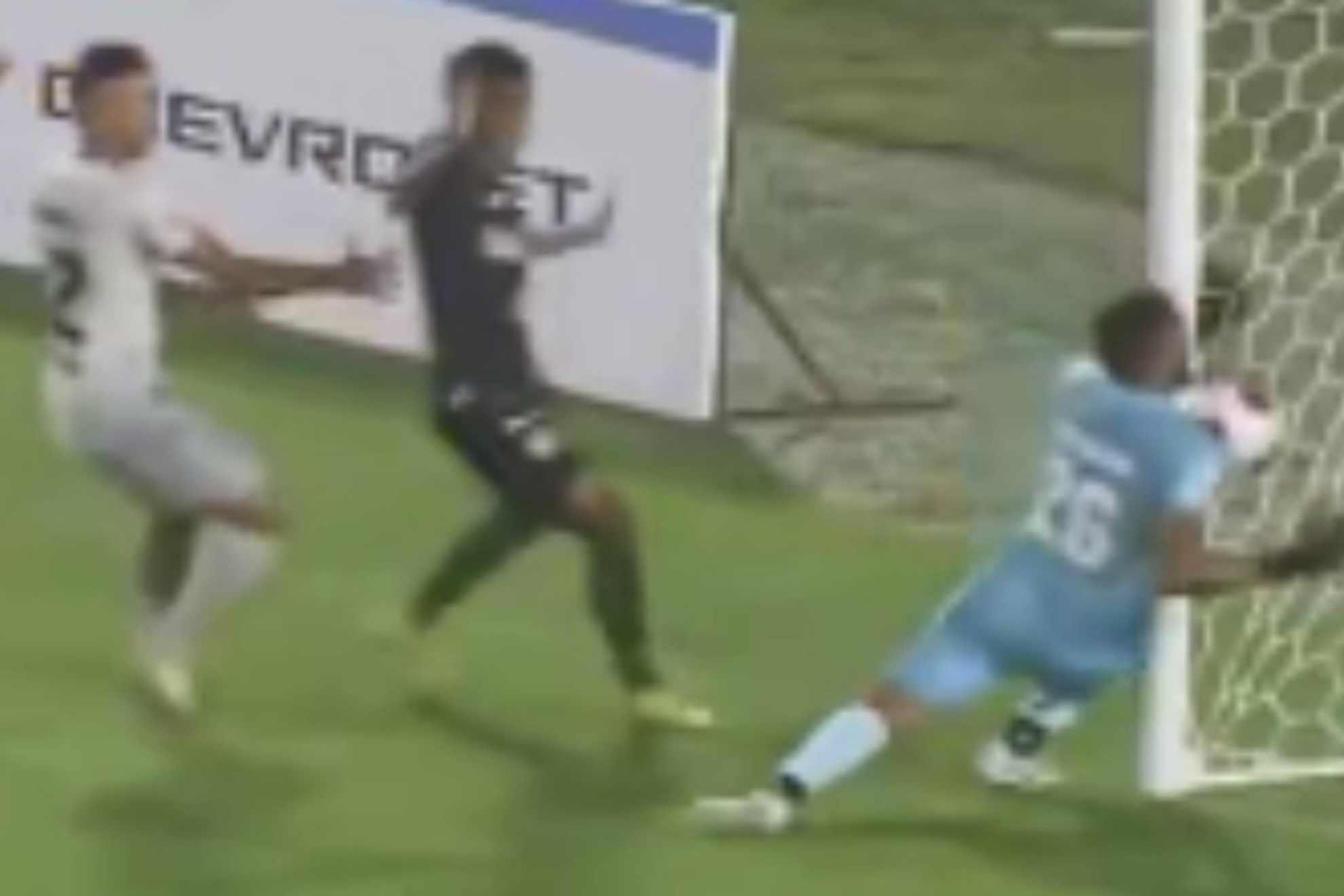 Scandal in Panama: Goalkeeper puts the ball into his own net and a ...