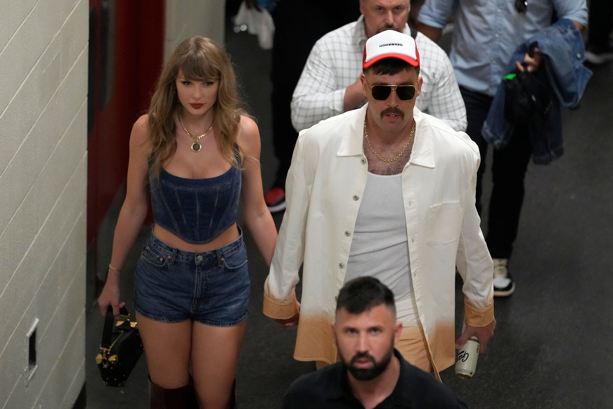 Travis Kelce and Taylor Swift surprised a TV host with a noteworthy ...