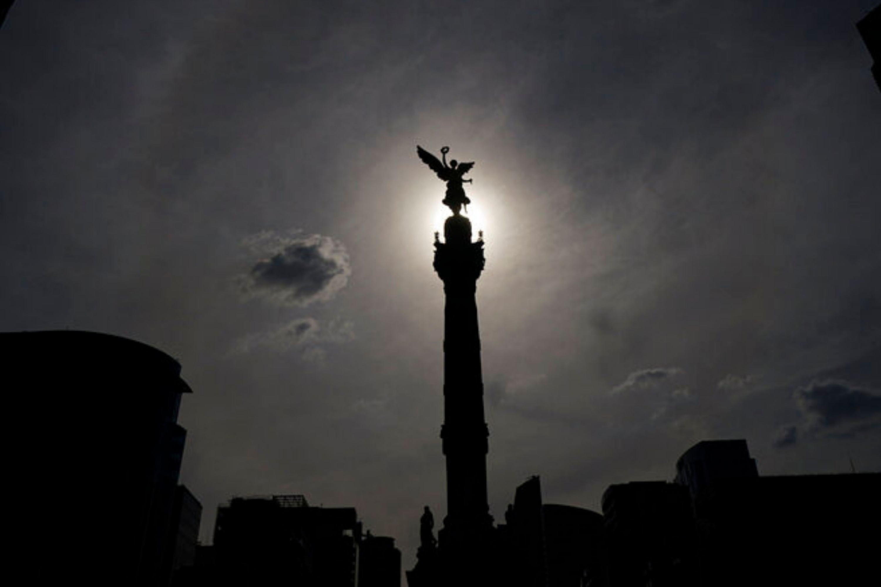 Shakira stood on top of one of the most iconic Latin America symbols ...
