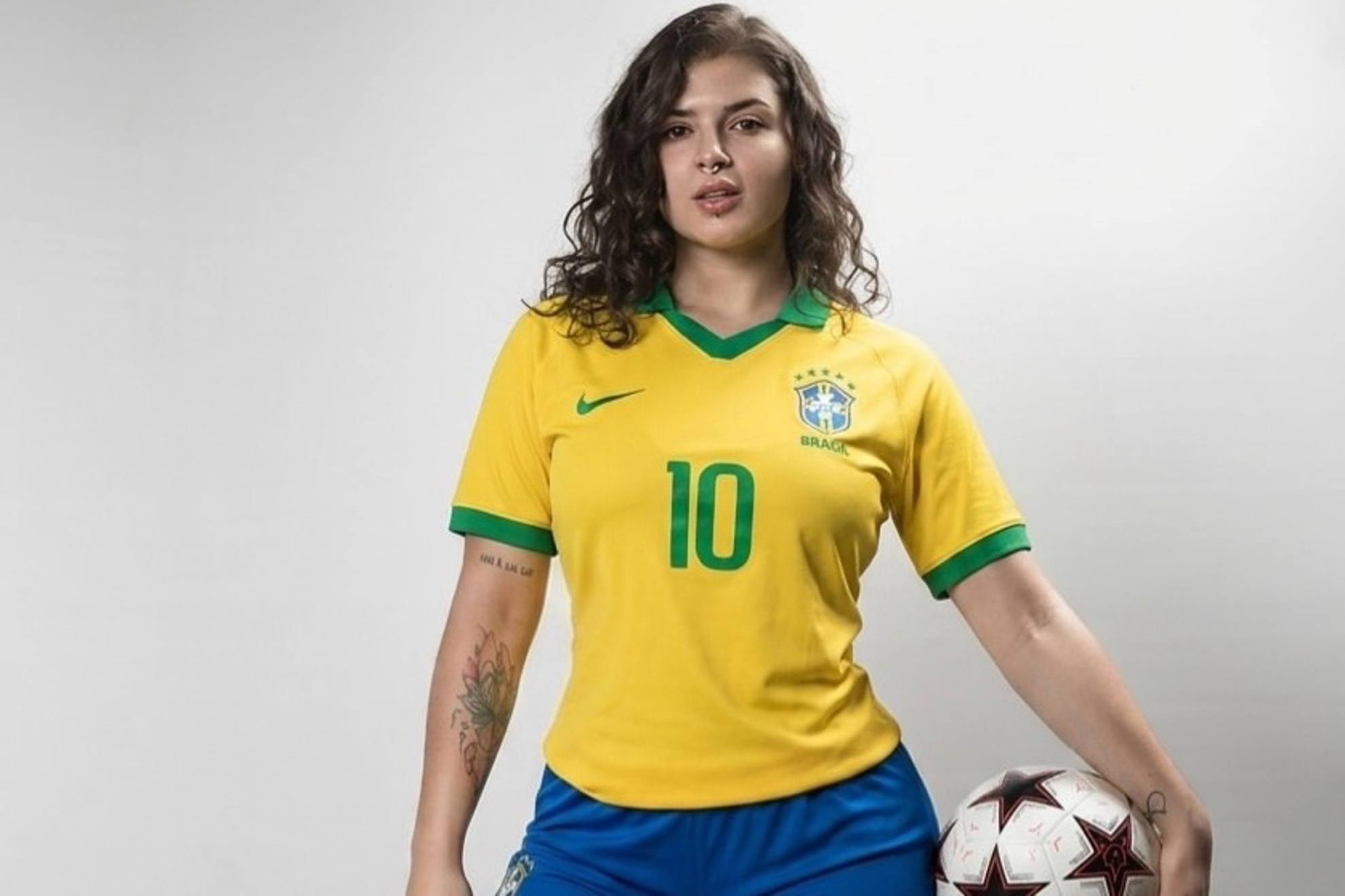 Brazilian influencer strips down, covers herself in 1,000+ football ...