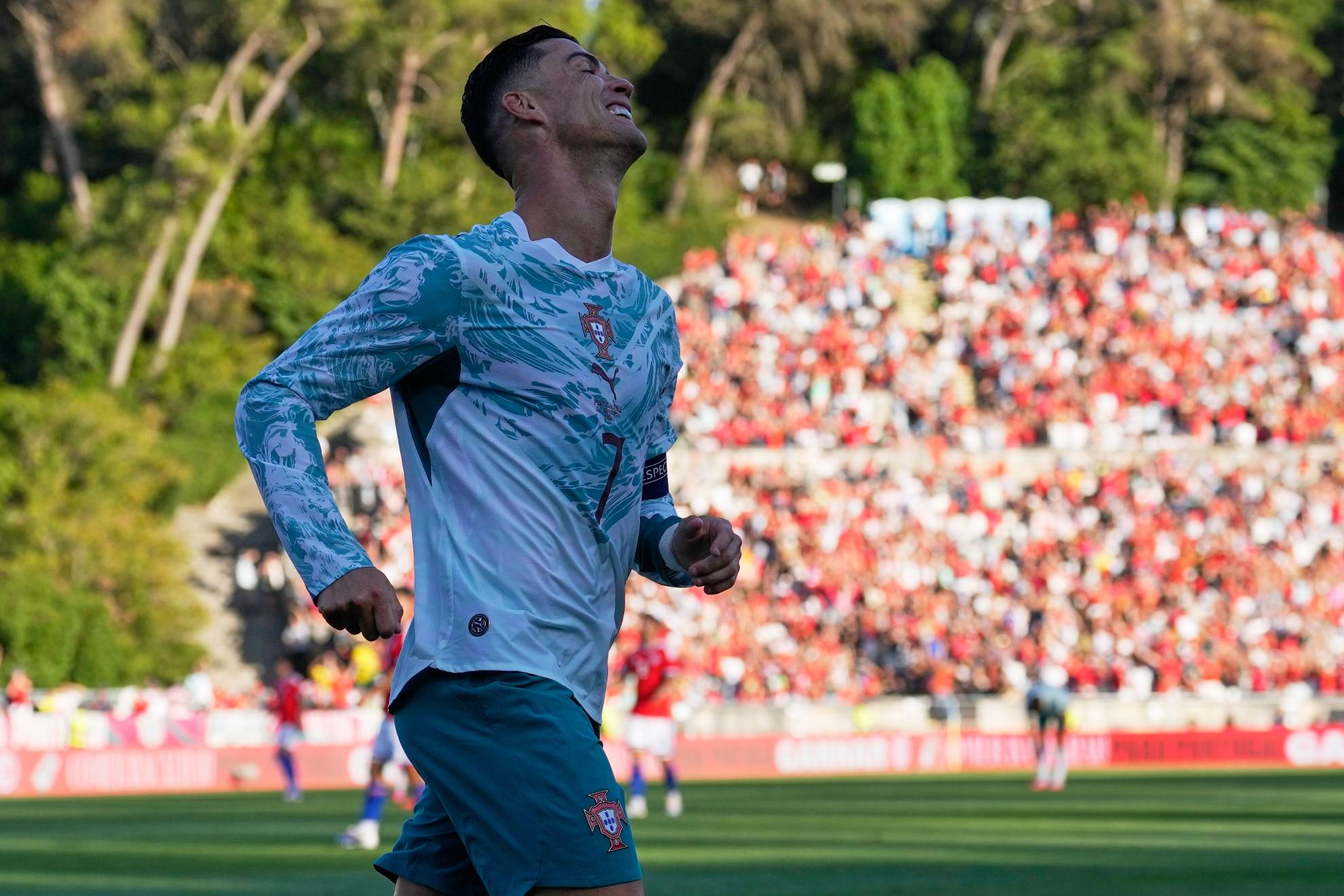 Cristiano Ronaldo mocked after awful header in Portugal–Chile friendly ...