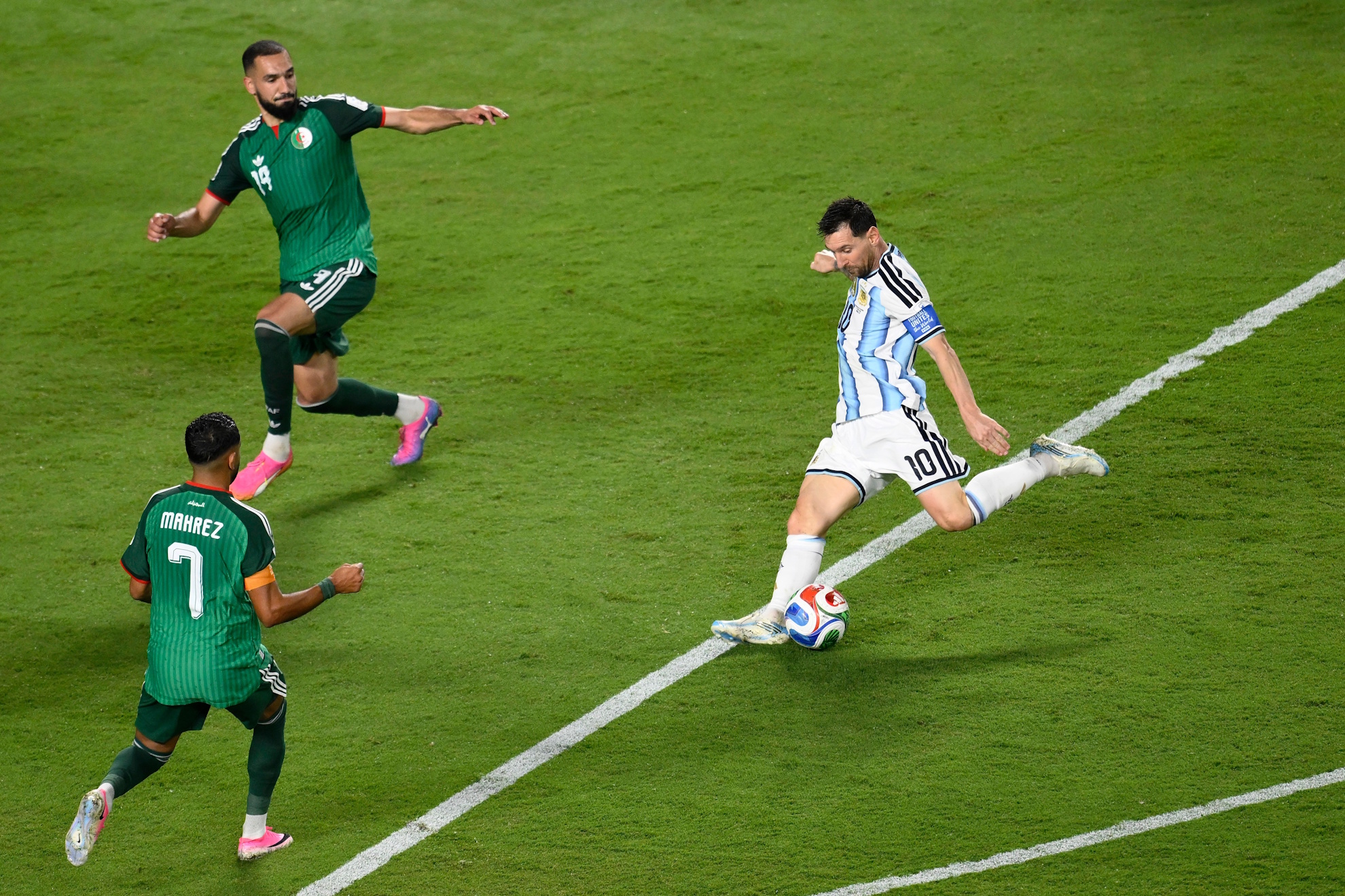 Messi's historic hat-trick, under the microscope: a 0.8-meter curve, a ...