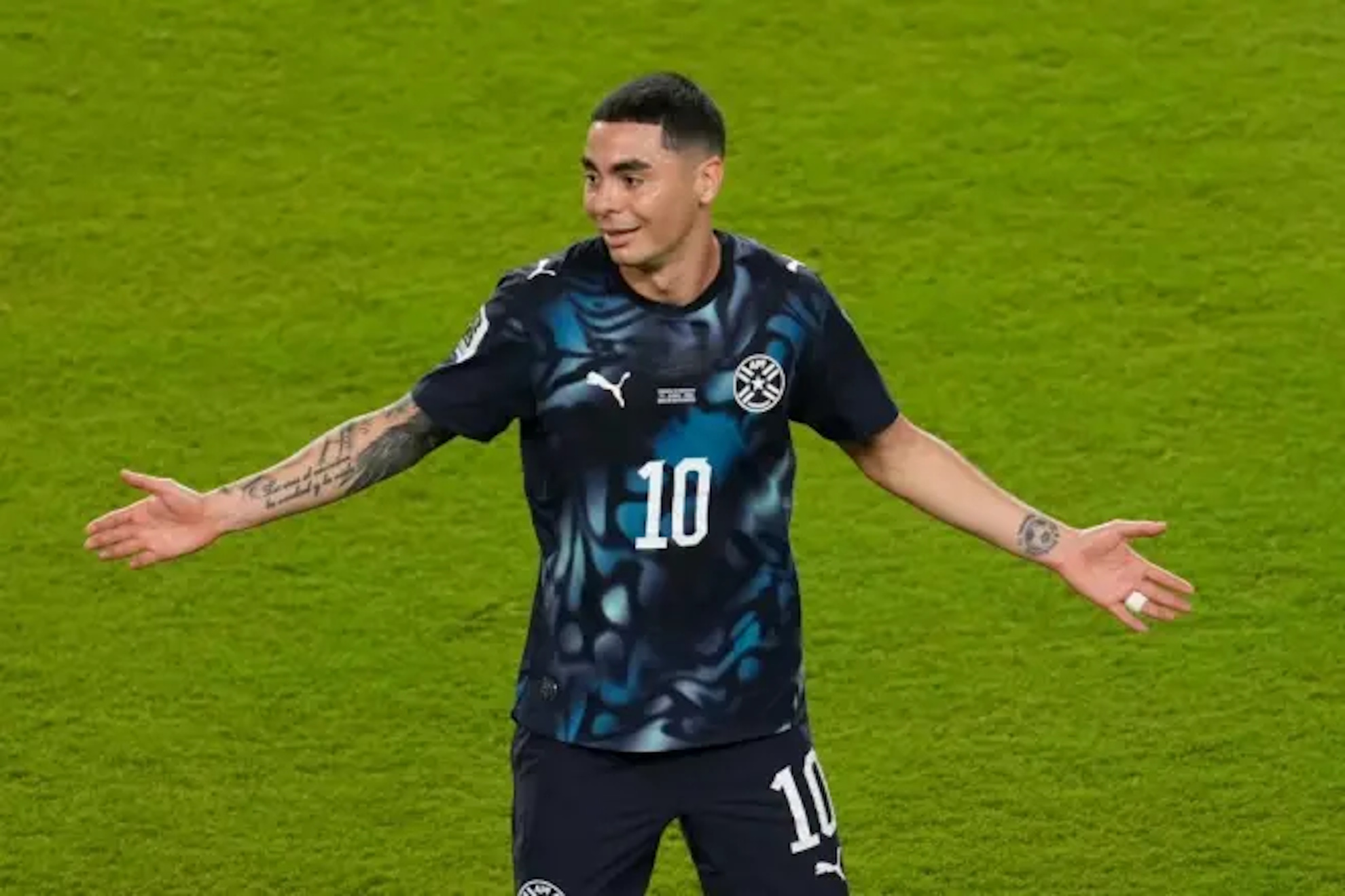Almirón debuts the "Vinicius rule": sent off for speaking to an ...